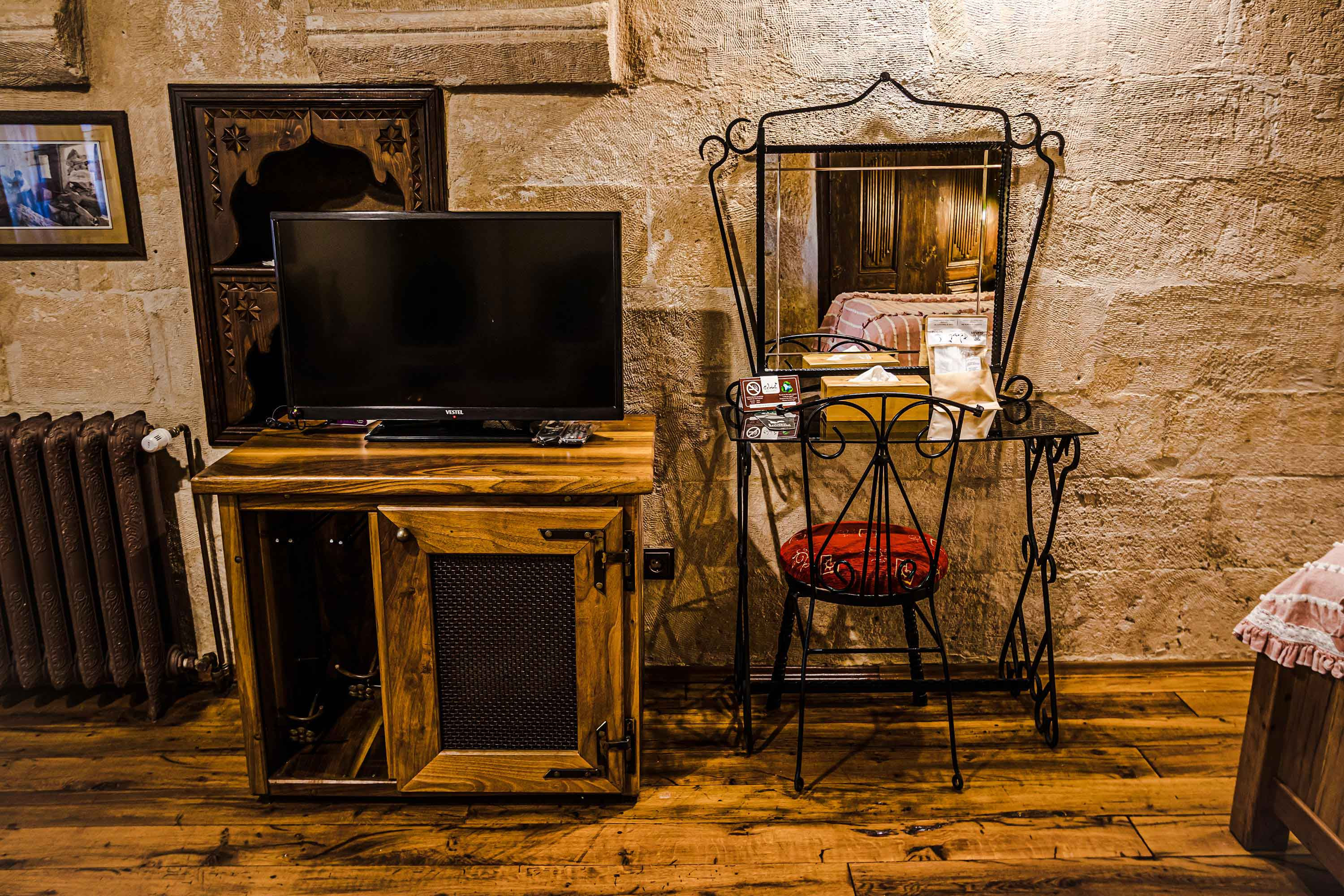 Room 102 - Cave Stable Suite