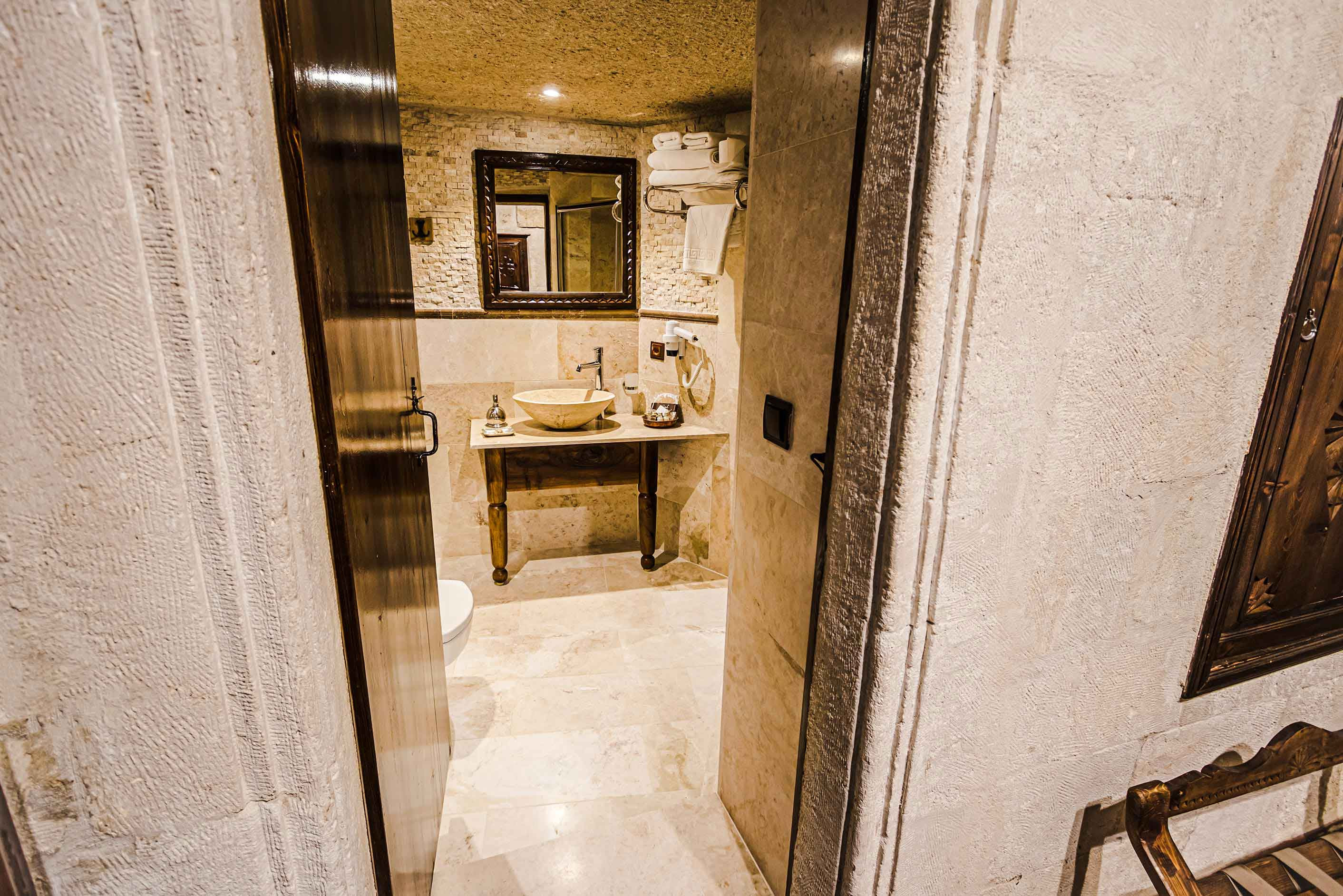 Room 103 - Cave Stable Suite